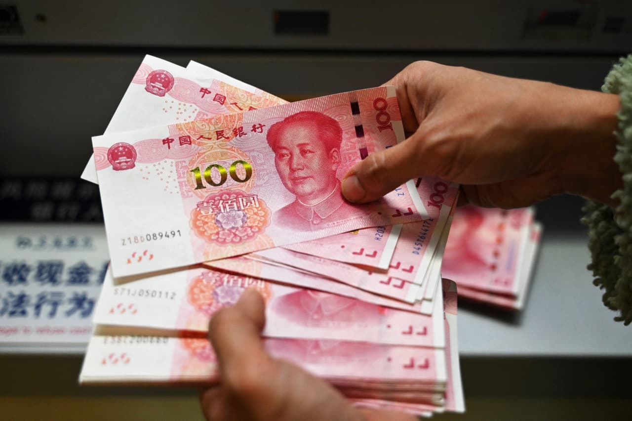 China to Issue Central Bank Bills in Hong Kong Amid Weakening Yuan