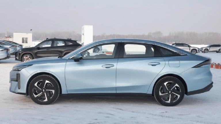 更智能、更节能，吉利银河L6 EM-i实车亮相，内饰变化很大