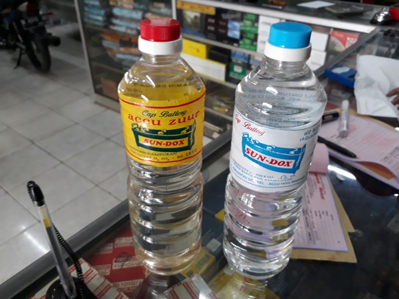 Jangan Salah, Pakai Air Aki Botol Warna Ini Untuk Isi Ulang Air Aki