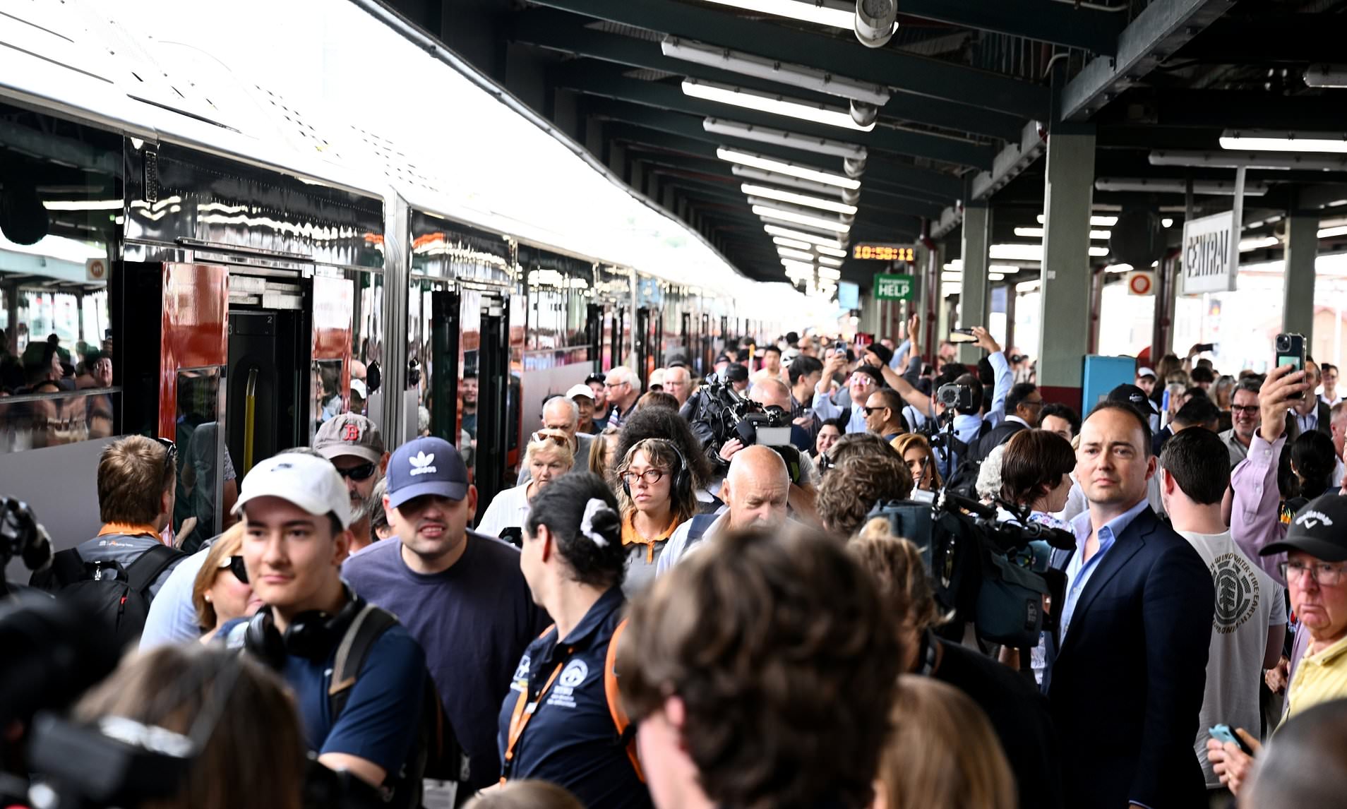 Transport chaos in Sydney as peak hour trains are hit by major failure