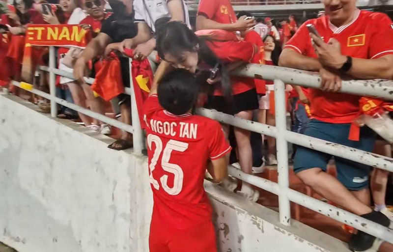 Trên sân ở Thái Lan, câu nói của cầu thủ Doãn Ngọc Tân khiến vợ rơi ...