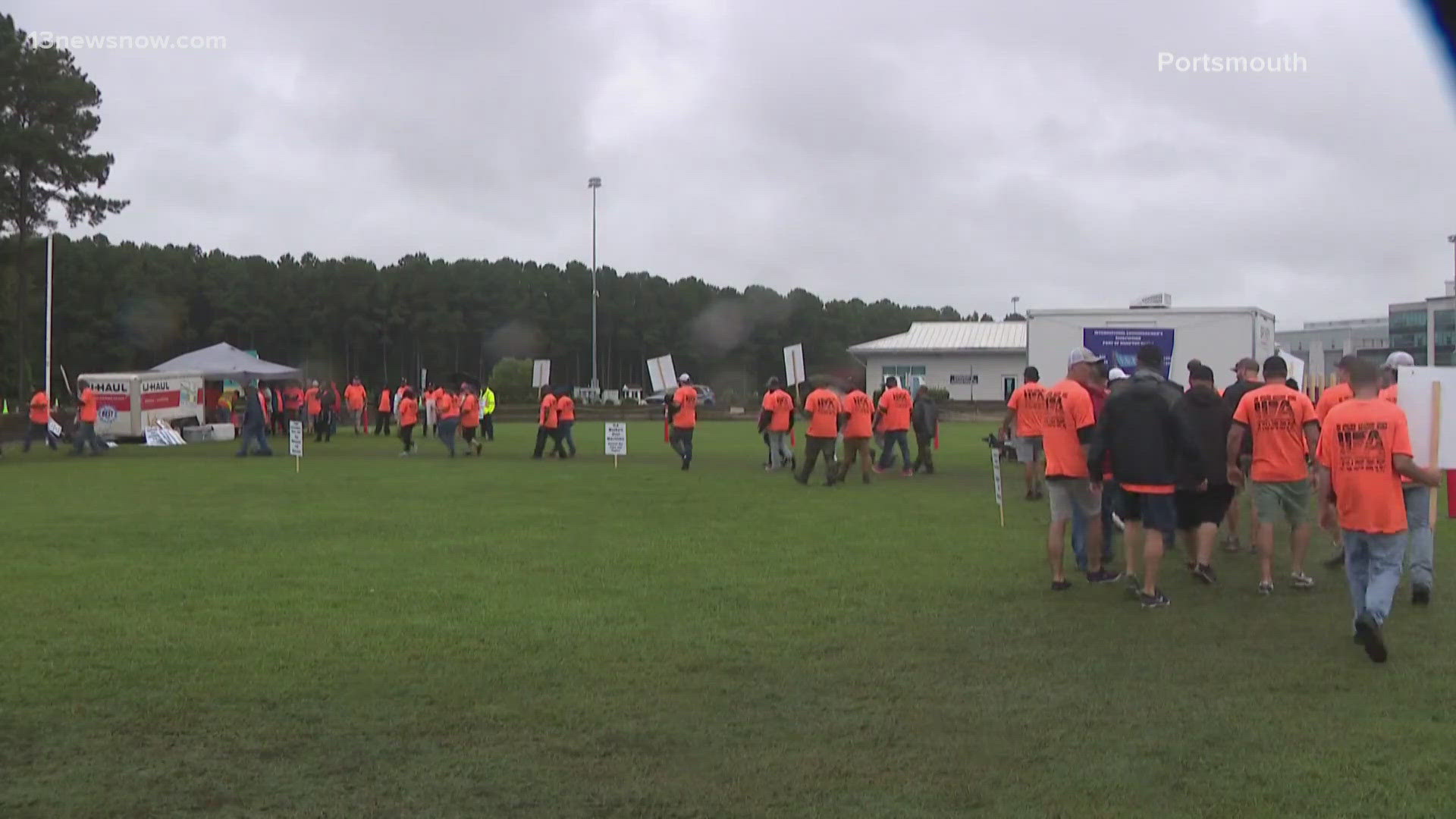 Longshoremen reach tentative agreement with ports, shippers, averting a ...