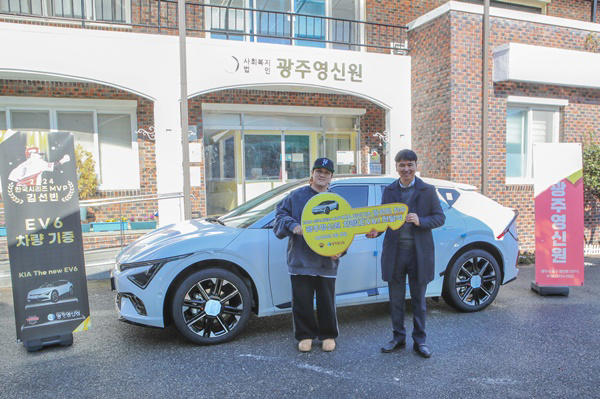 KIA 김선빈, KS MVP 부상 차량 기증…김도영, 모교에 야구용품 기부