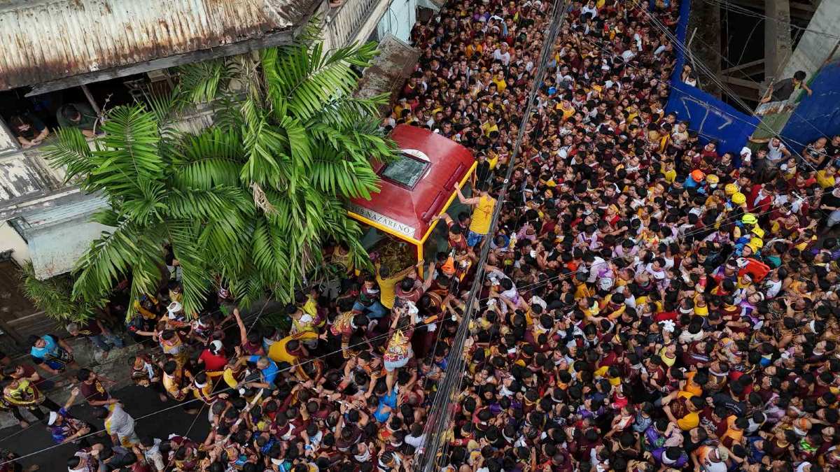 Andas ropes break; devotees jump off roofs in Traslacion 2025, MPD says
