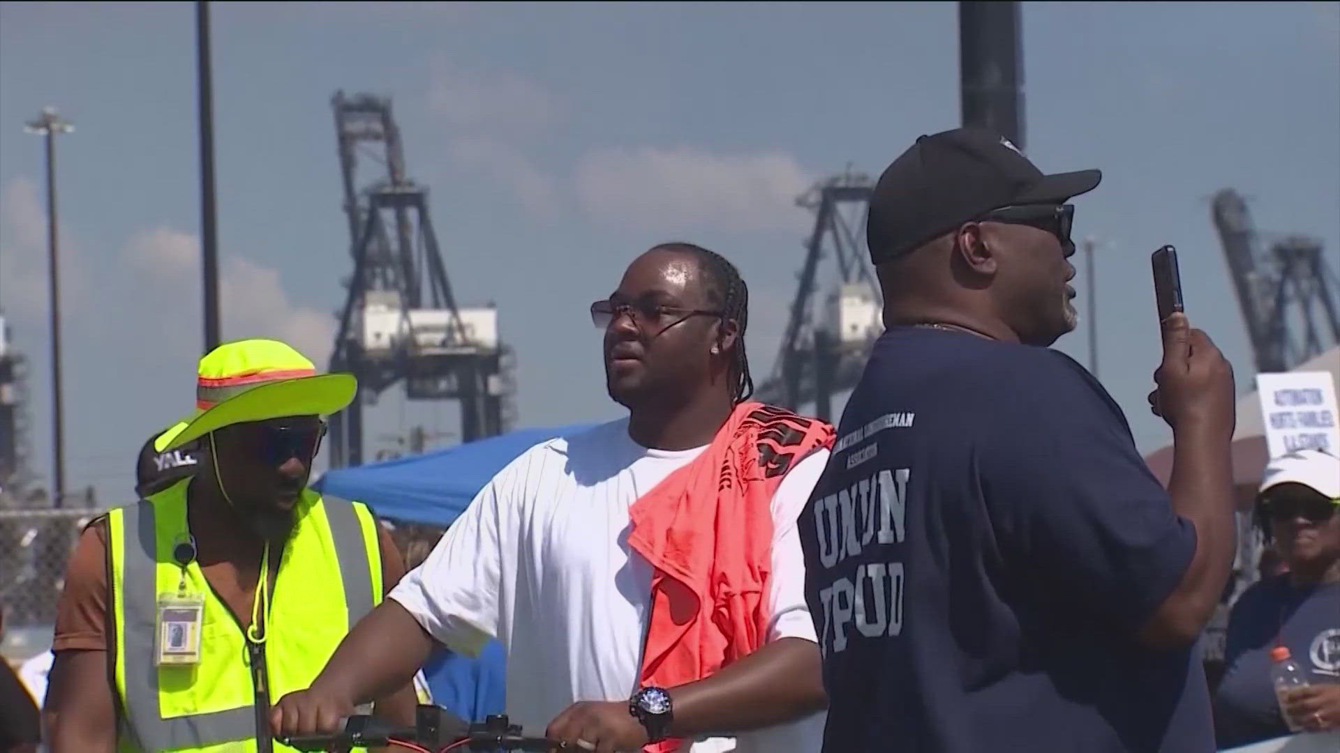U.S. dockworkers reach tentative 6-year contract deal