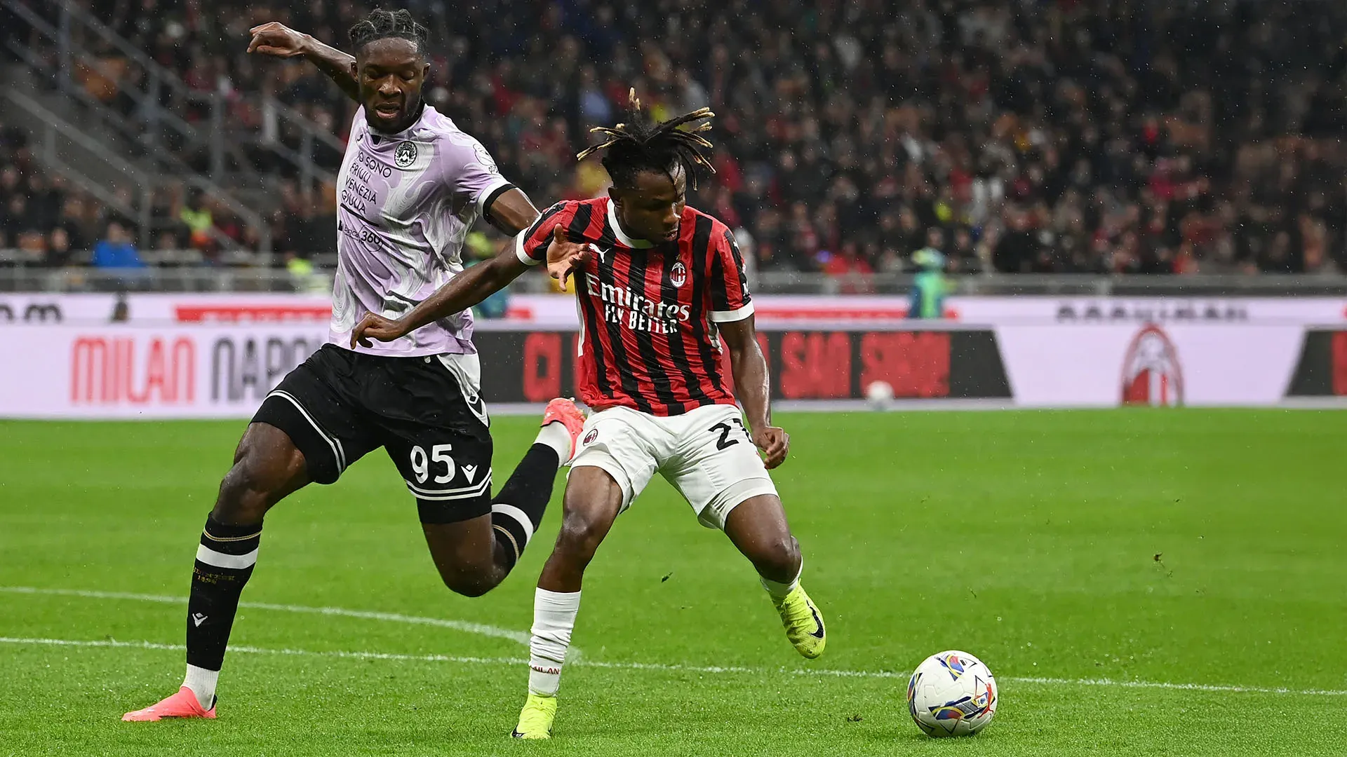 Ruim twee meter lange verdediger: foto's van Franse reus die iedereen ...