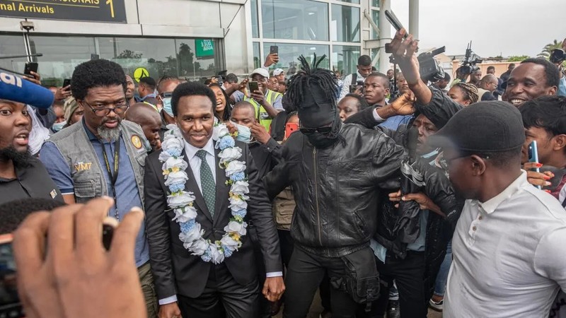 Thousands welcome Mozambique opposition leader as he returns from exile