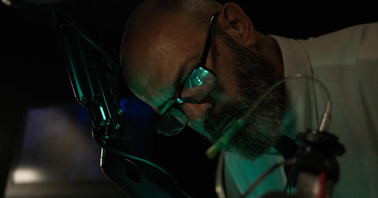 Exclusive Creep Box Trailer Previews Sci-Fi Movie Starring Darevdevil's Geoffrey Cantor