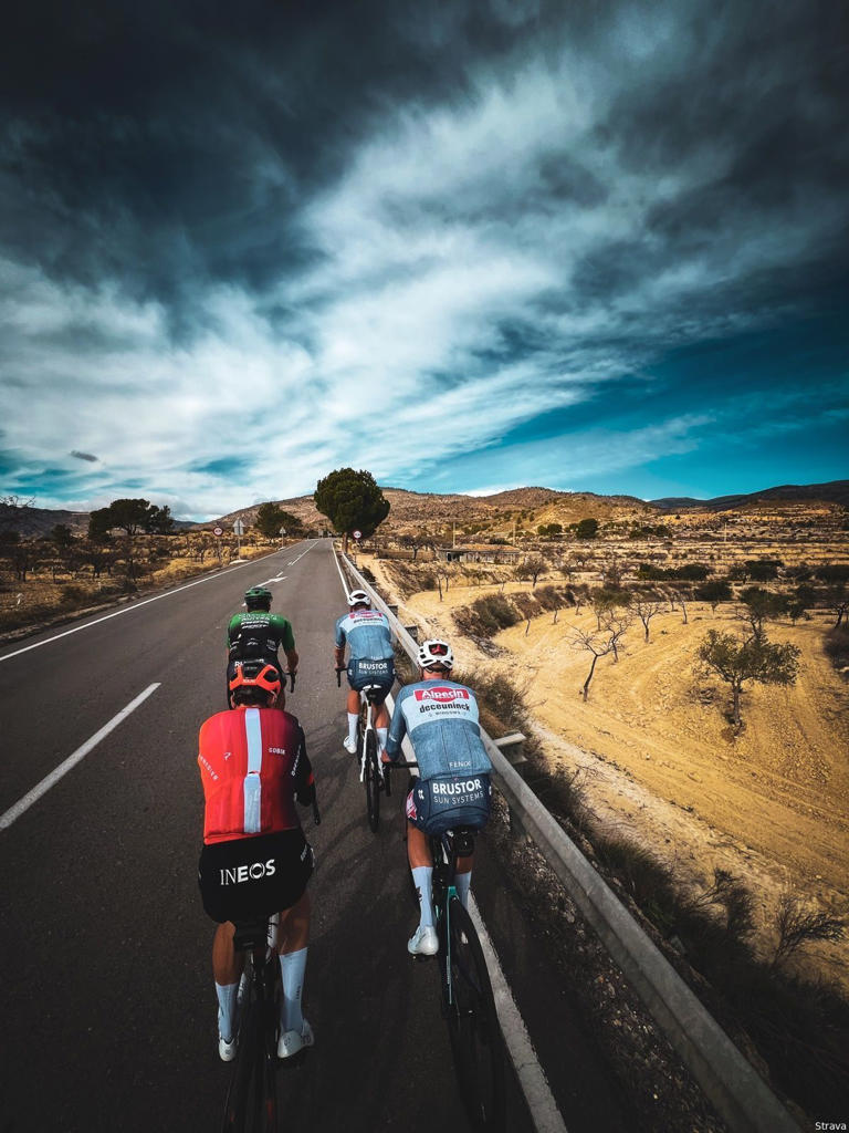 📸 Van der Poel laat trainingsmaten in Spanje ferm afzien met eerste ...