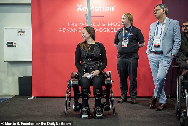 Woman paralyzed for 10 years walks again thanks to a robot