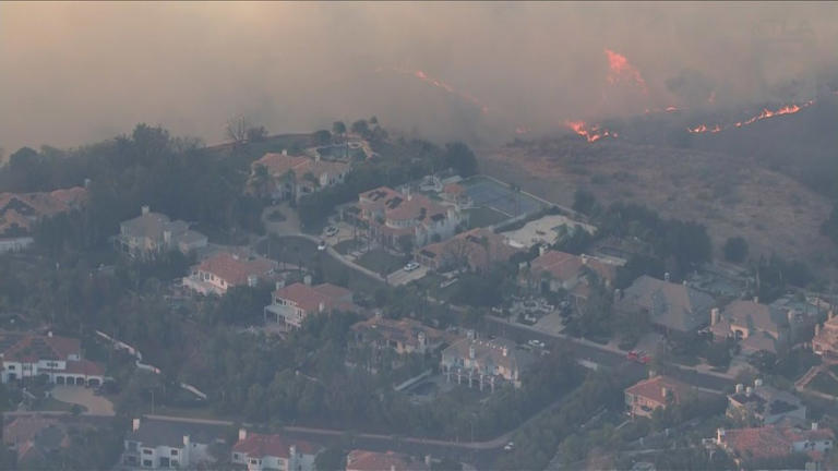Fire crews race to protect homes from new wildfire in Calabasas area