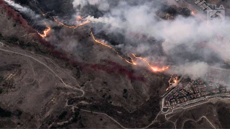 Fire crews race to protect homes from new wildfire in Calabasas area