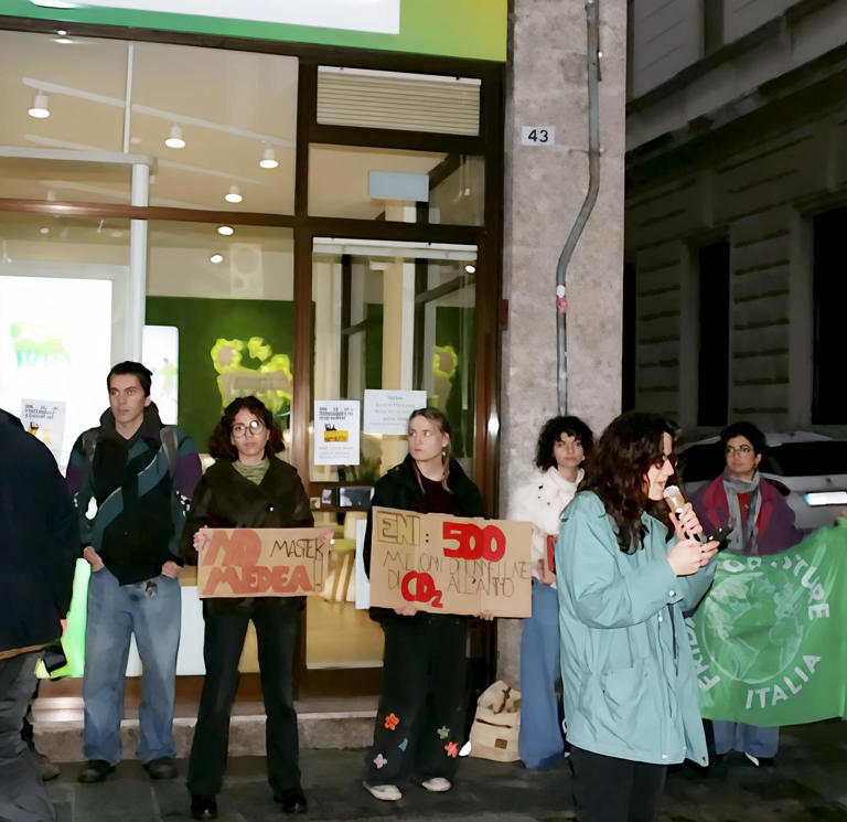 Attivisti in piazza davanti alla sede di Eni plenitude Attivisti in piazza davanti alla sede di Eni plenitude