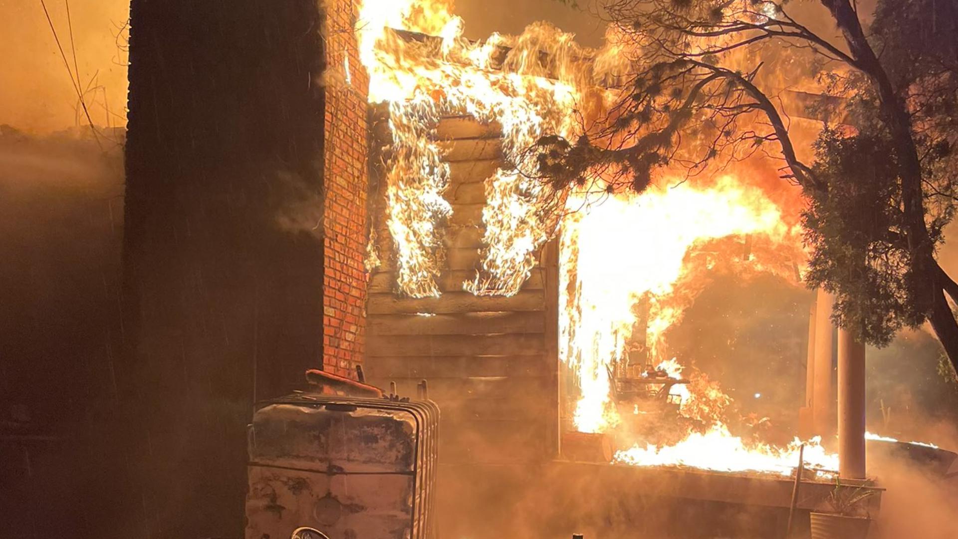 Firefighters extinguish large house fire in southeast Austin