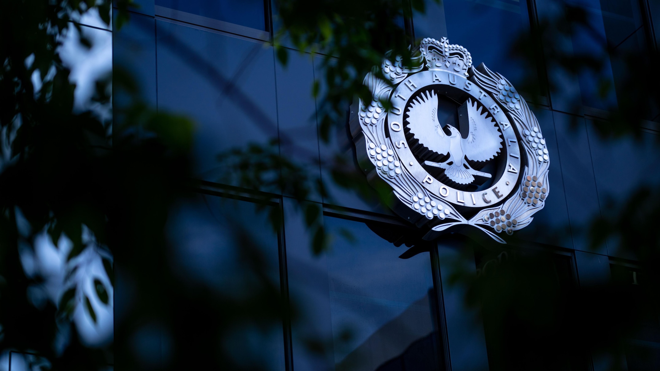 Man reported after allegedly wearing knife blade on chain at shopping ...