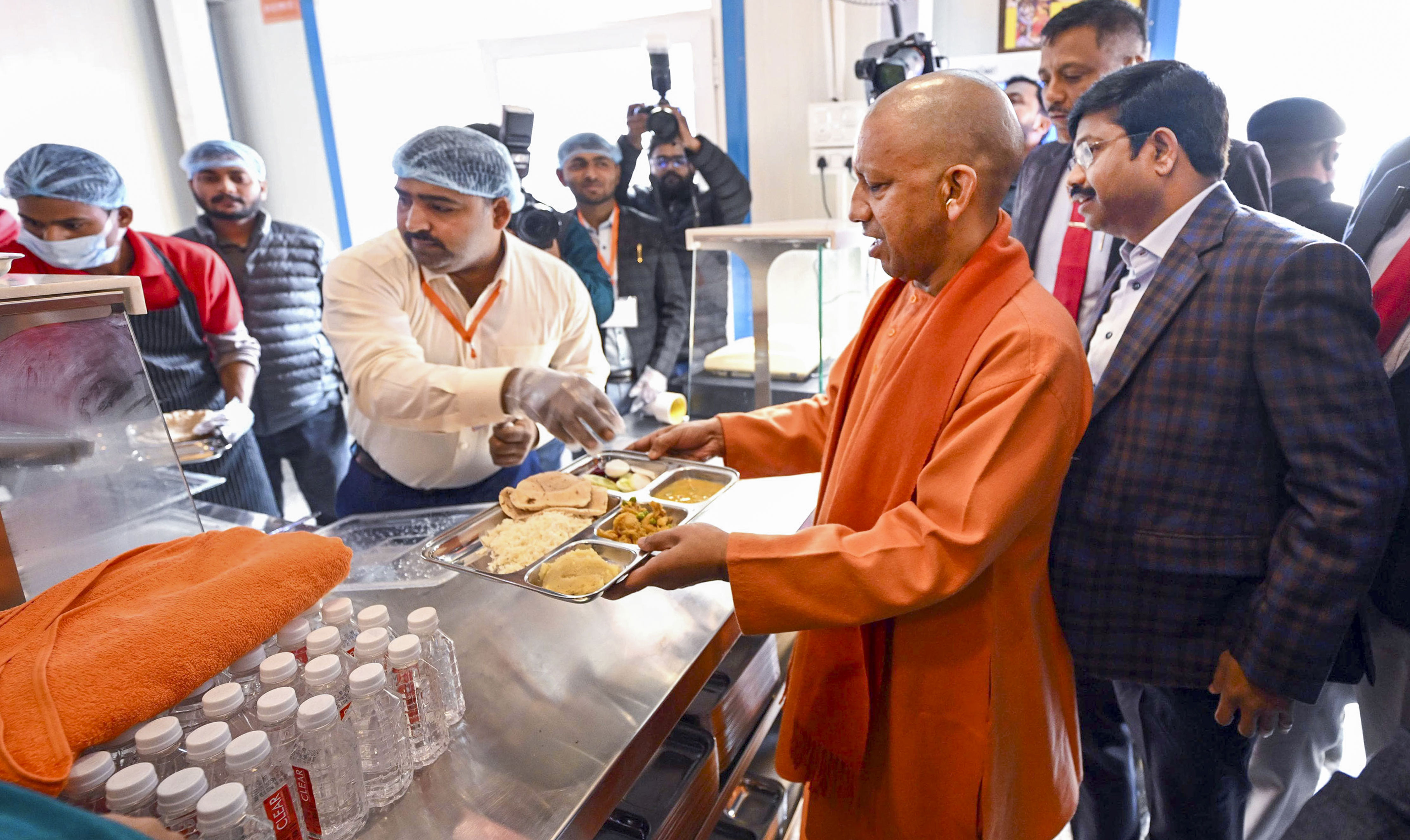 UP CM inaugurates 'Maa Ki Rasoi' in Prayagraj, offering full meal for ...