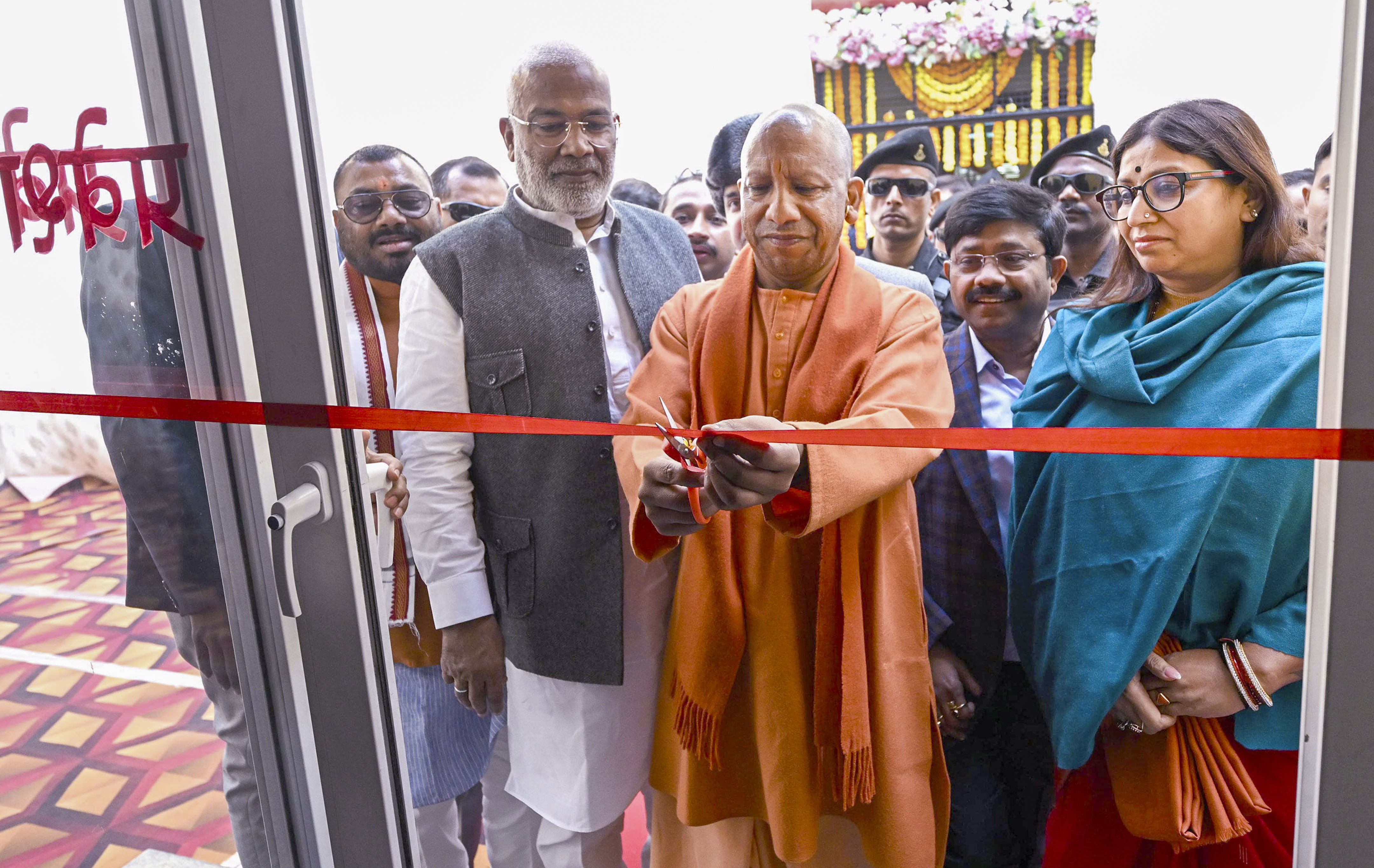 UP CM inaugurates 'Maa Ki Rasoi' in Prayagraj, offering full meal for ...