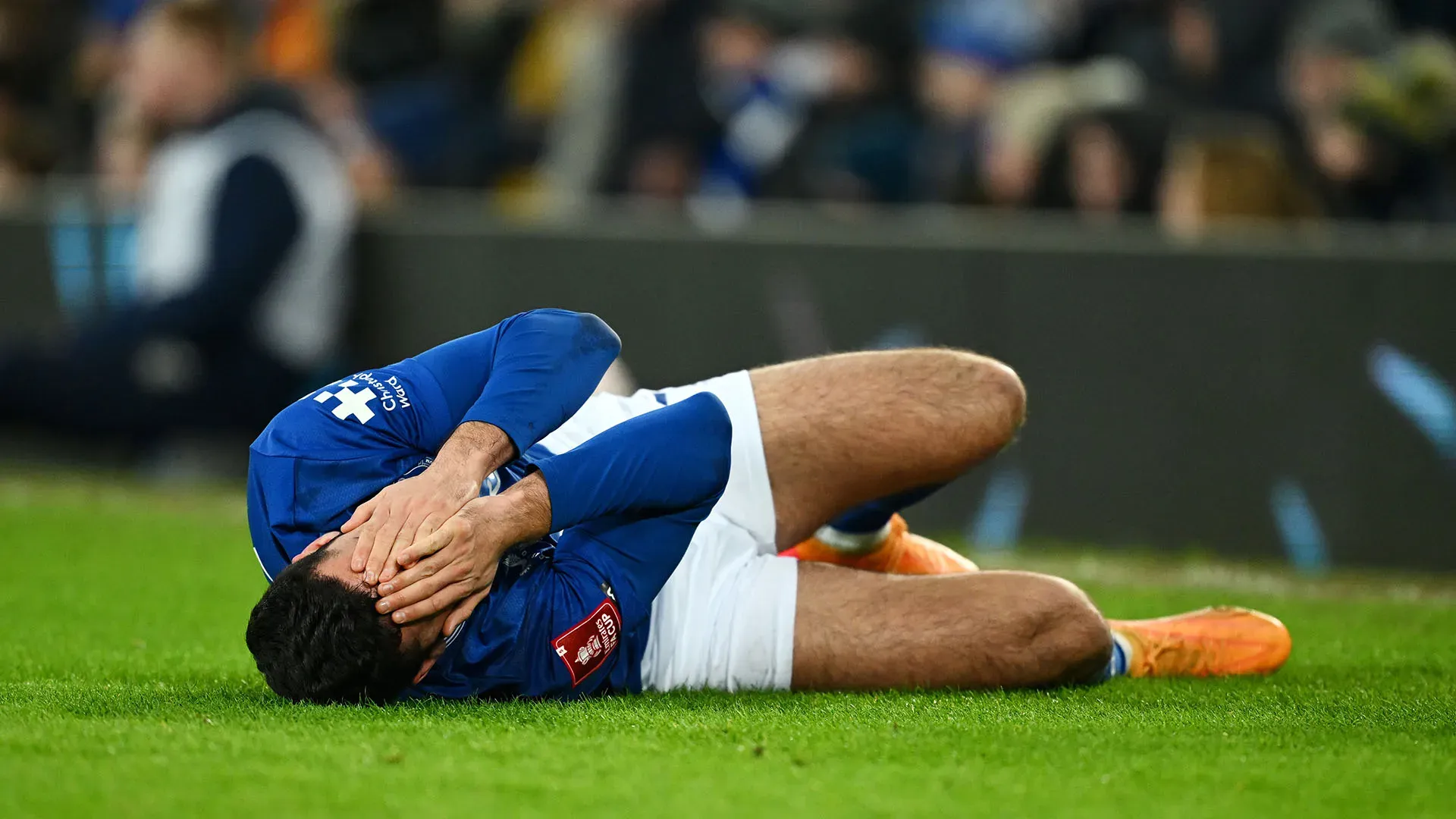 L'attaquant est mis sous oxygène sur le terrain après sa terrible ...