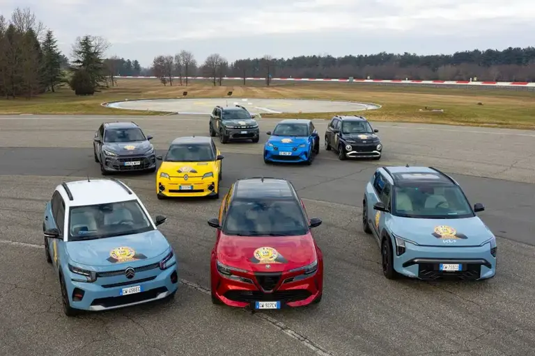 Renault 5 e Alpine A290 Auto dell'Anno 2025, le EV retrò trionfano
