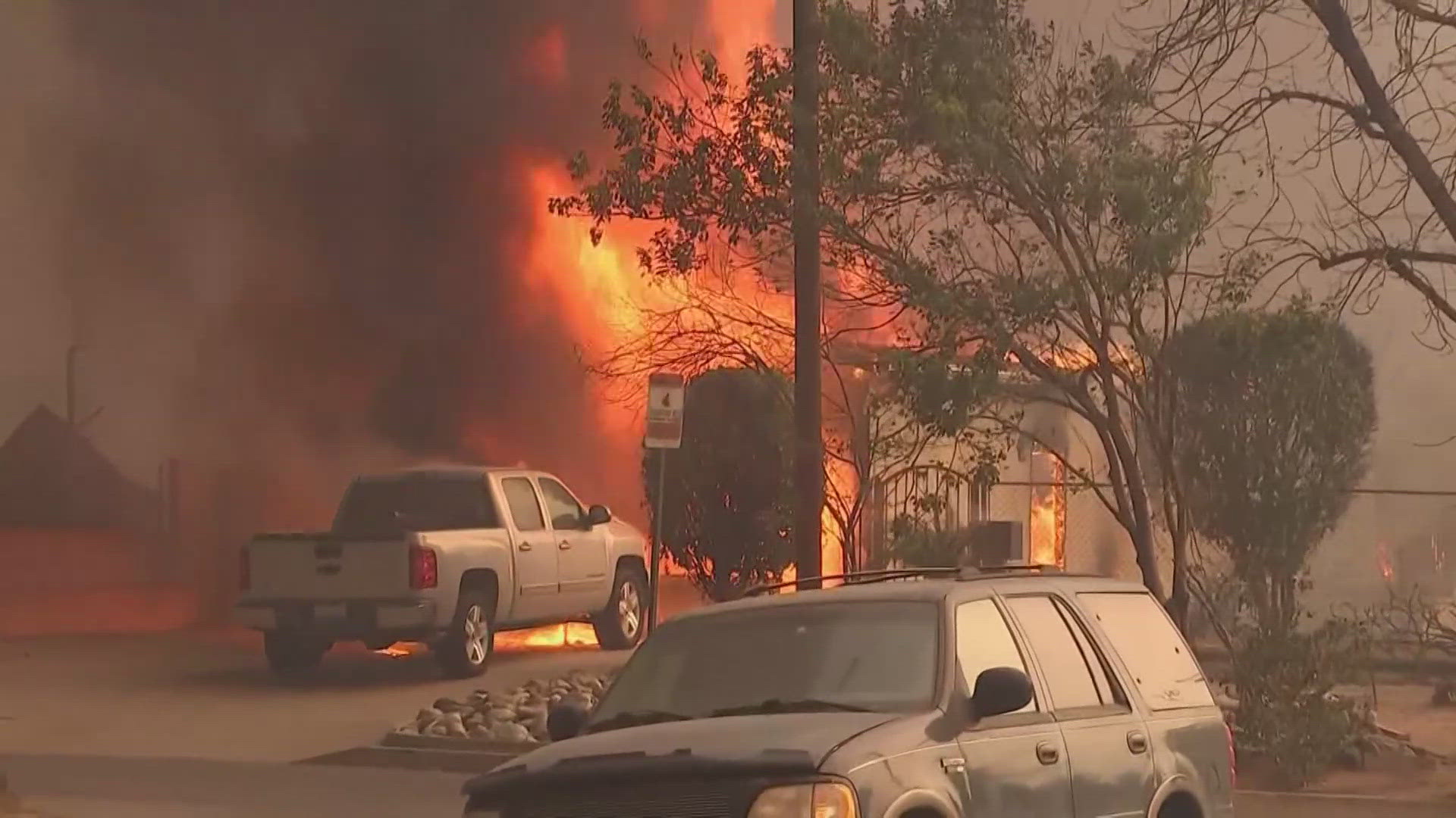 LA area's 2 biggest wildfires burn at least 10,000 structures