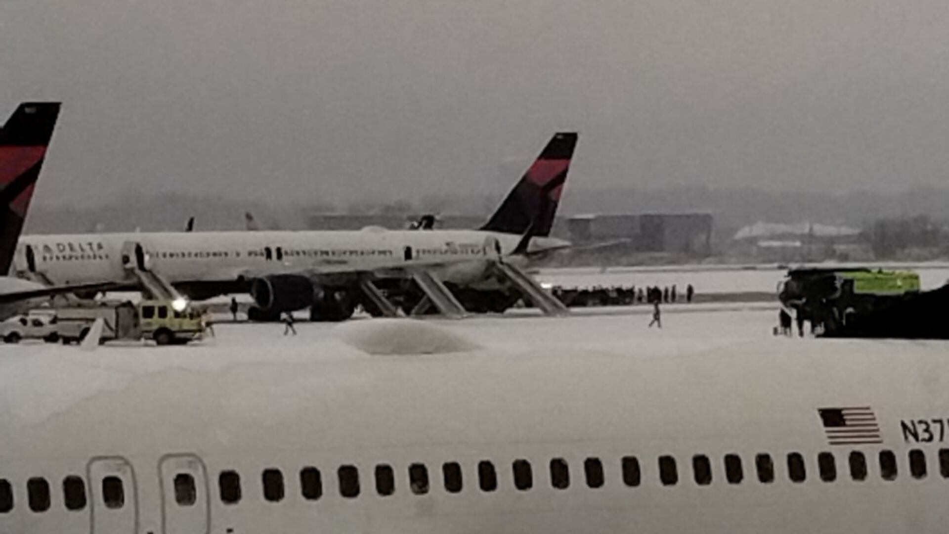 VIDEO: Delta flight aborts takeoff at Atlanta airport | Passengers ...