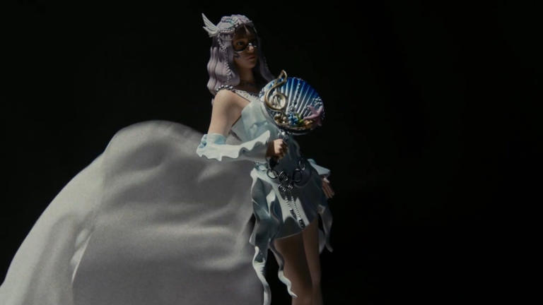 新年版本成长型皮肤：AUG、M762、M249、平底锅 每款都有异色皮肤