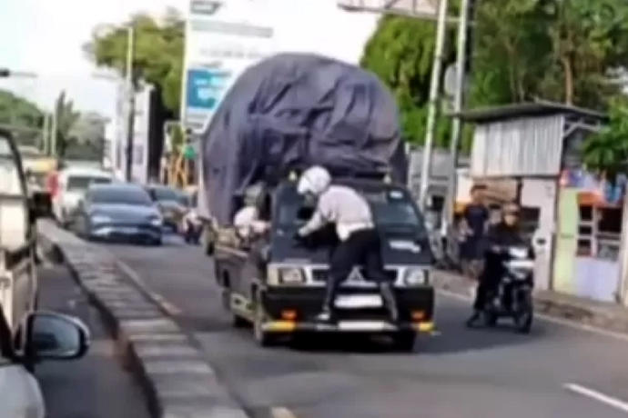 Petugas Dishub Nyangkut di Mobil Pikap, Ternyata Ini Penyebabnya Petugas Dishub Nyangkut di Mobil Pikap, Ternyata Ini Penyebabnya