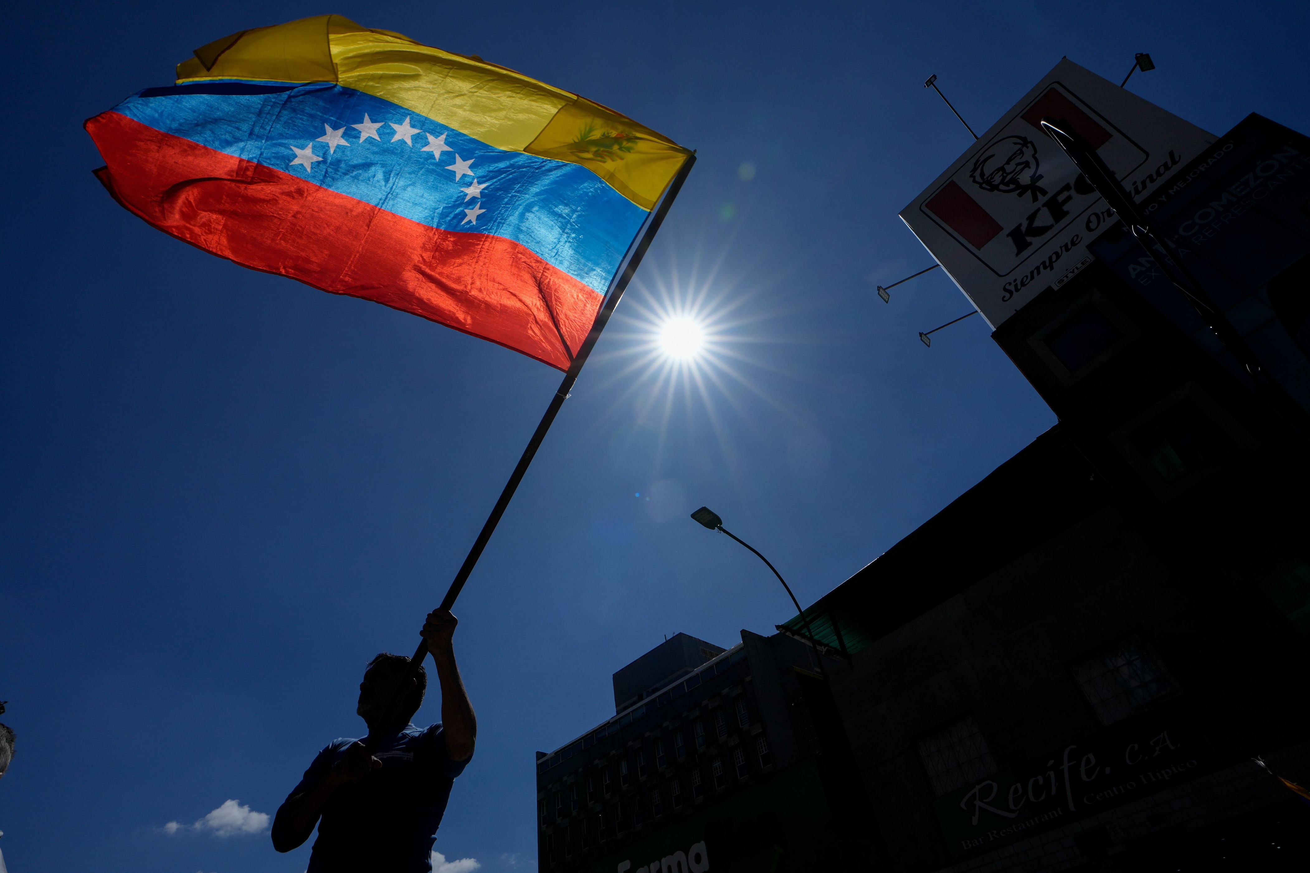 Estados Unidos deporta a venezolano con alerta de Interpol por delito ...