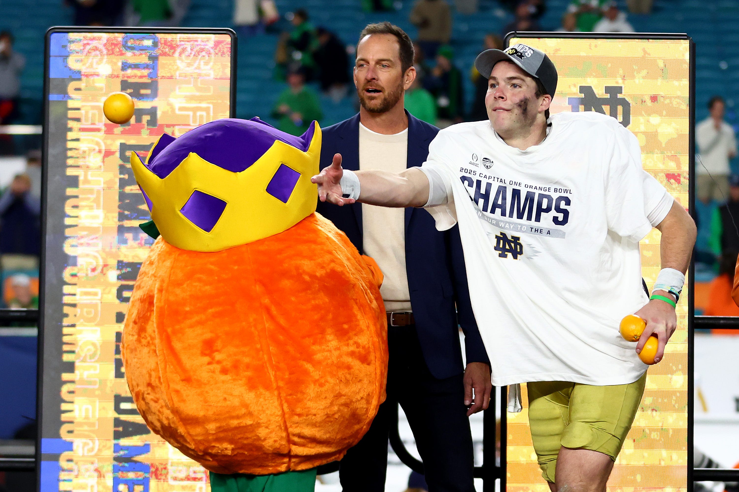 Why does Riley Leonard's mom text him 'You suck' before every game ...