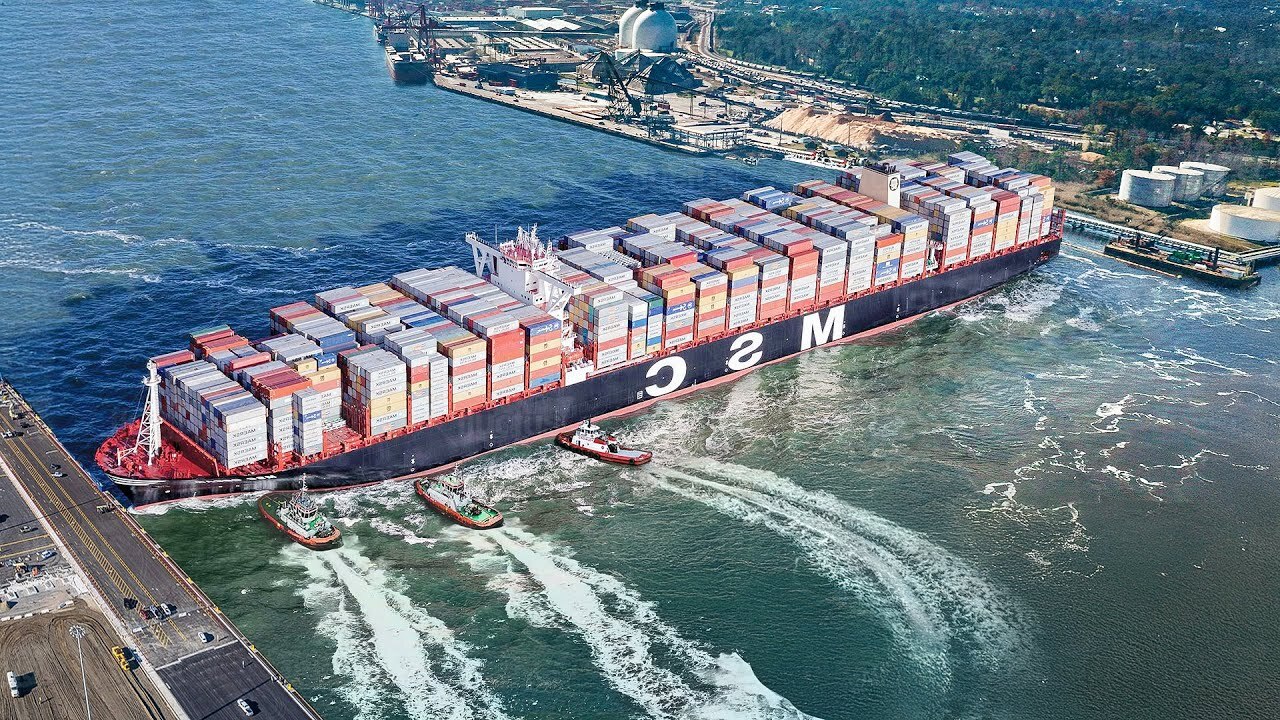 Behind the Incredible Hard Process of Navigating Giant Container Ships ...