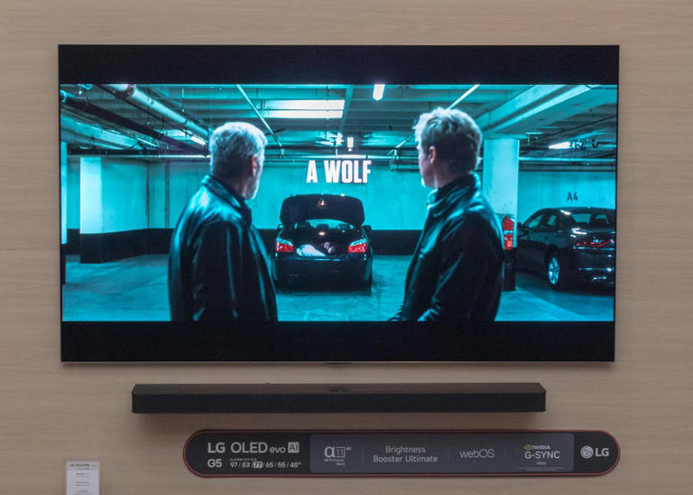 Jackery's New Solar Roof Tile Debuts at CES 2025, Looks Just Like a ...