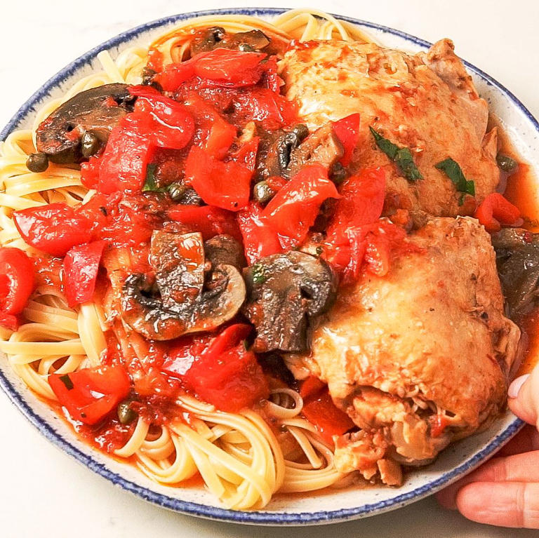 Slow-Cooker Chicken Cacciatore Only Takes 10 Minutes To Prep