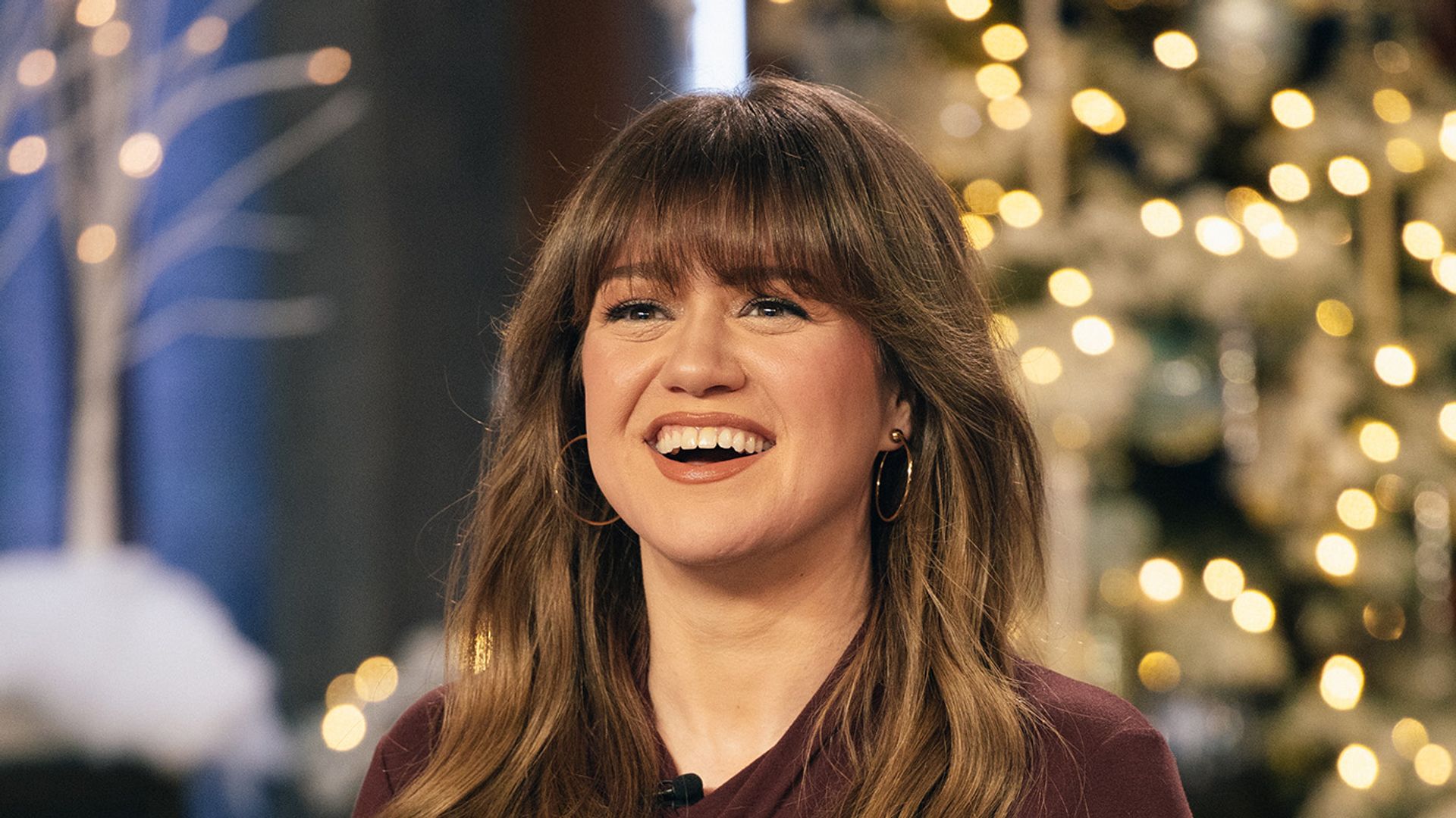 Kelly Clarkson looks insanely good in leather mini skirt as she steps ...