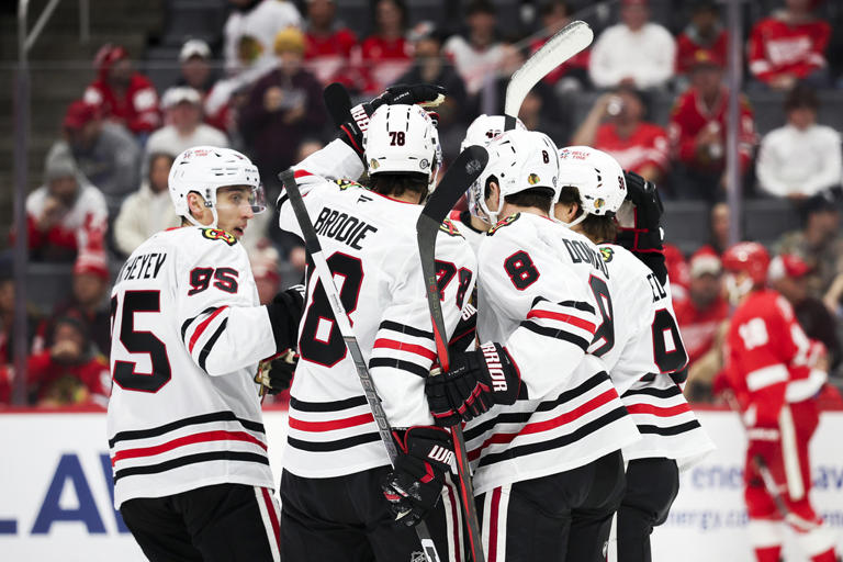 Red Wings hold off Blackhawks 5-3 for 6th straight victory