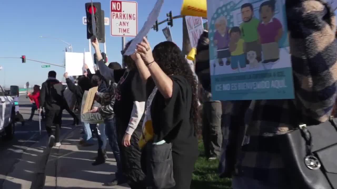 Hundreds of Kern residents gather in Bakersfield to protest Border ...