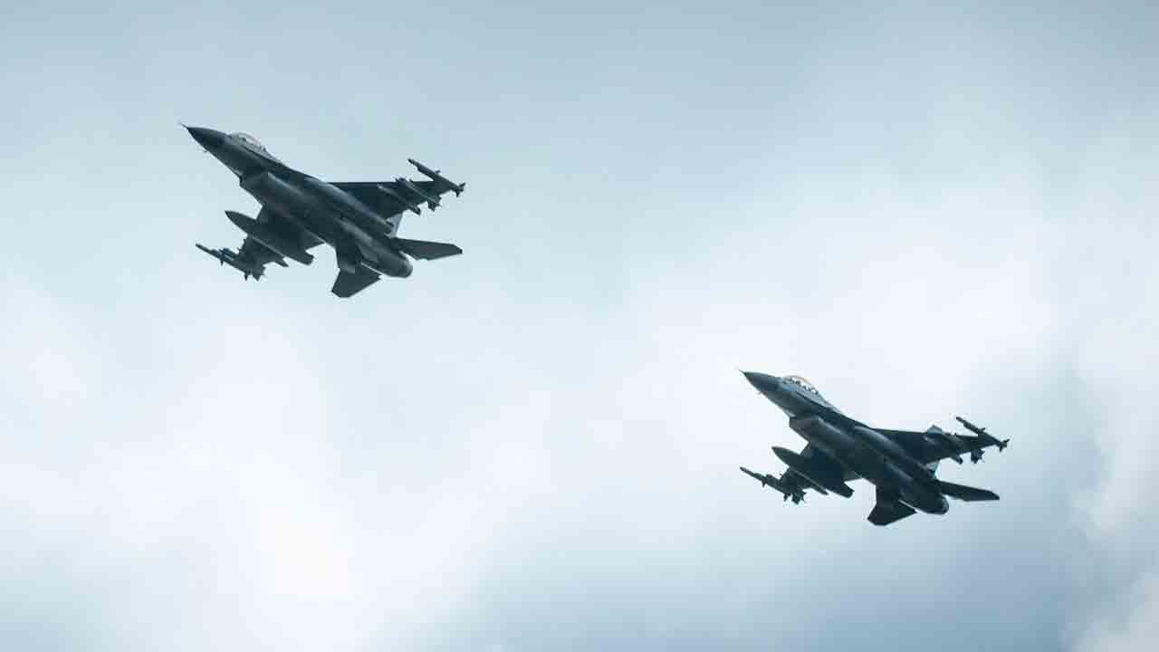 Ukrainian pilot shoots down 6 missiles in flight with F-16 fighter jet ...