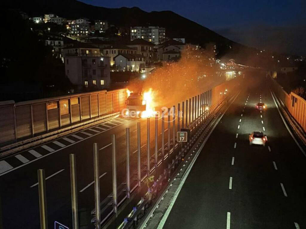Camion in fiamme sull’autostrada A10 tra Pra’ e Arenzano, lunghe code Camion in fiamme sull’autostrada A10 tra Pra’ e Arenzano, lunghe code