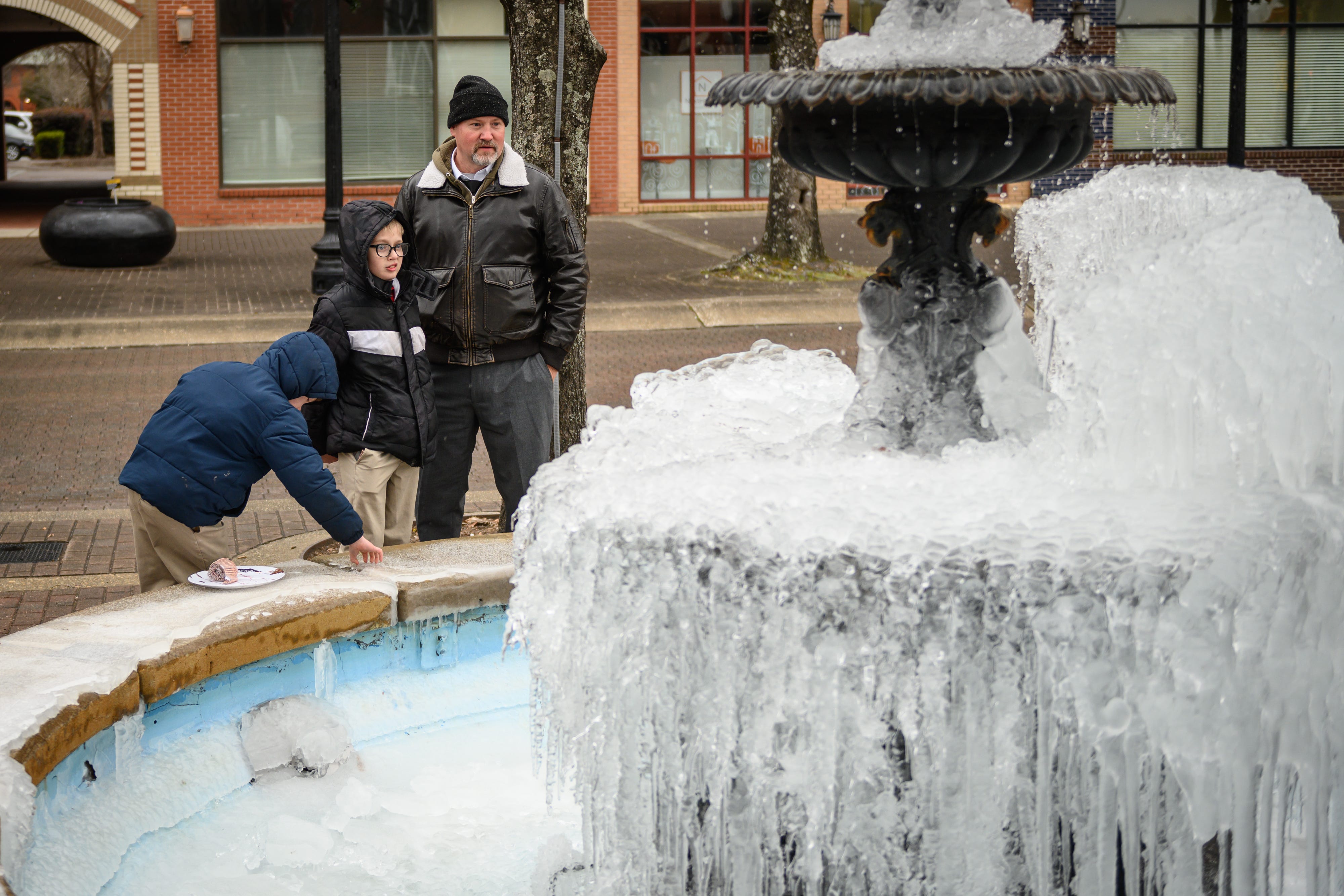 Fayetteville Friday weather update: Sleet, freezing rain reported in ...