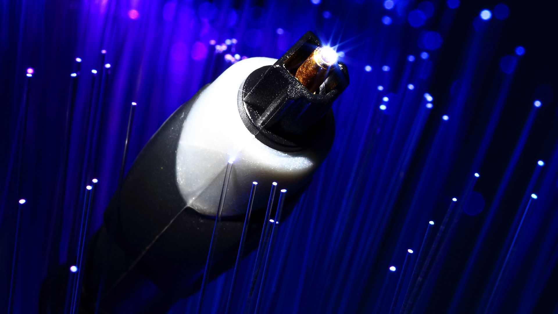 Hacker successfully tests Toslink at unprecedented distances of up to ...