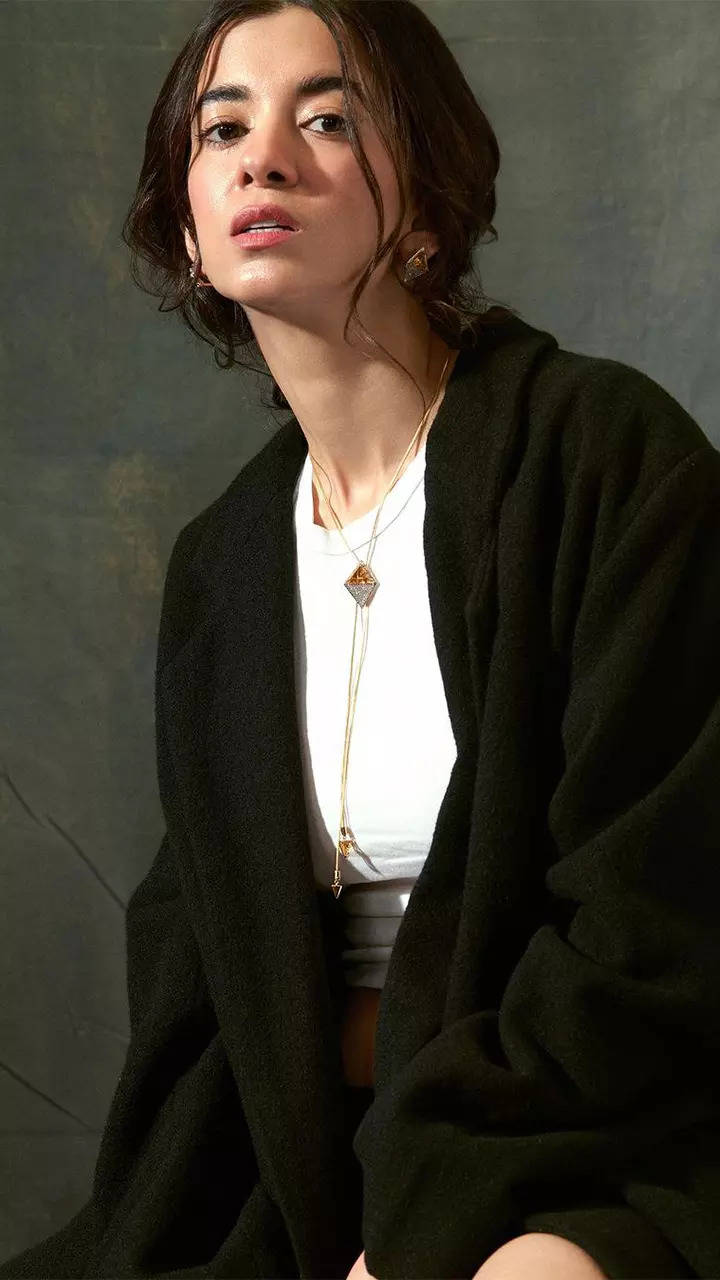 Saba Azad glows with radiant clear skin and here's the proof