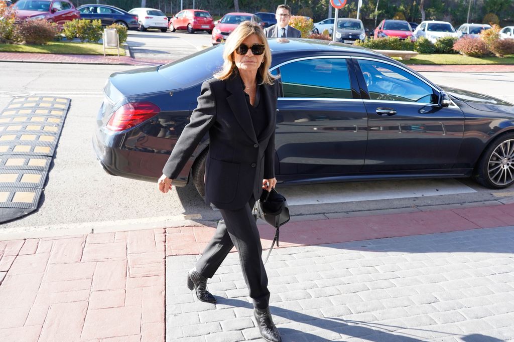 Cari Lapique da el último adiós a su hermano Manuel rodeada de sus ...