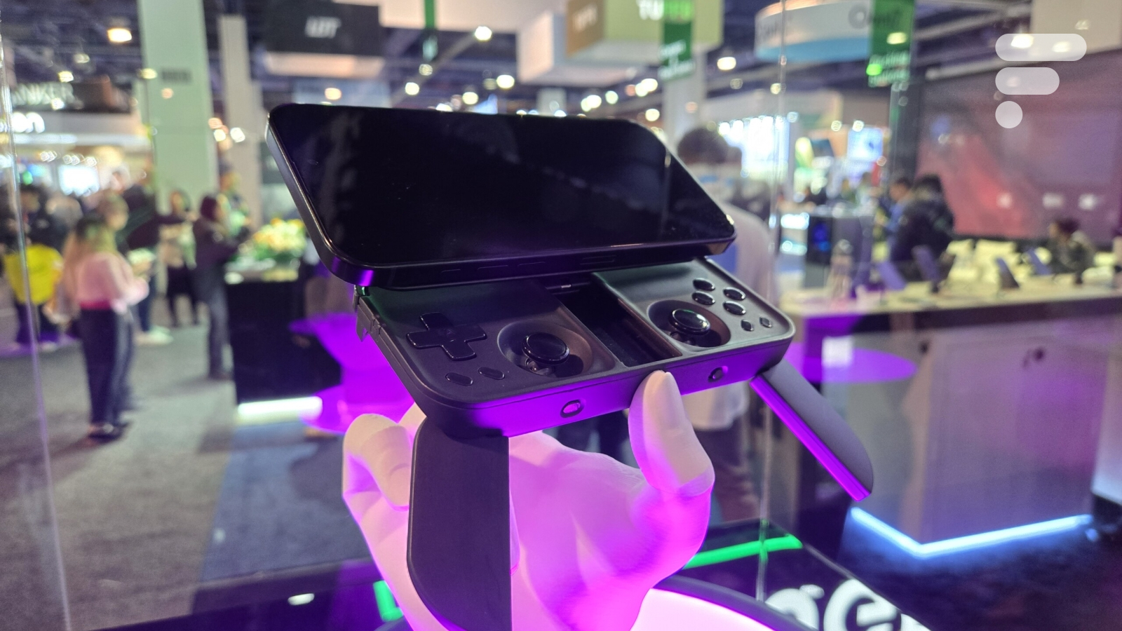 Nous avons joué avec la M-Con, une manette mobile étonnante créée par ...