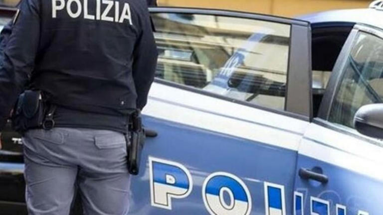 Scontri in piazza a Busto Arsizio: giovani contro la polizia, cori anti ... Scontri in piazza a Busto Arsizio: giovani contro la polizia, cori anti ...