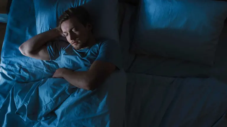 O risco escondido de dormir sempre para o mesmo lado na cama