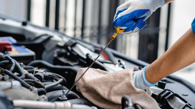 How To Read Your Car's Oil Level On A Dipstick