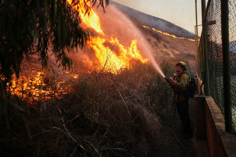 Kenneth Fire near Calabasas almost completely contained