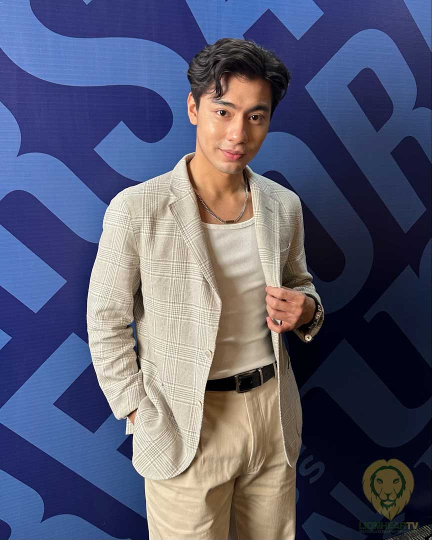 Dylan Menor signs with Universal Records