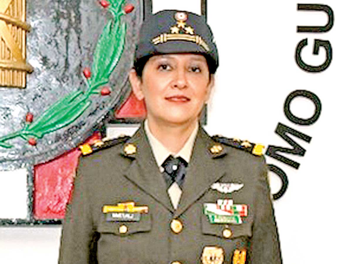 Otra mujer toma un mando militar; subdirección de la escuela de medicina