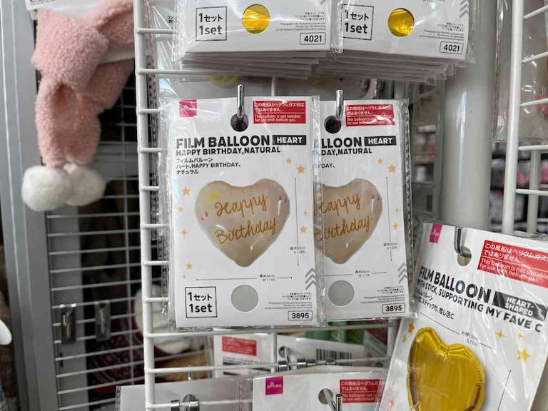 【ダイソー】の数字バルーンはヘリウム非対応の空気専用タイプなので、浮かせずに壁に貼って飾り付けるのが正解です