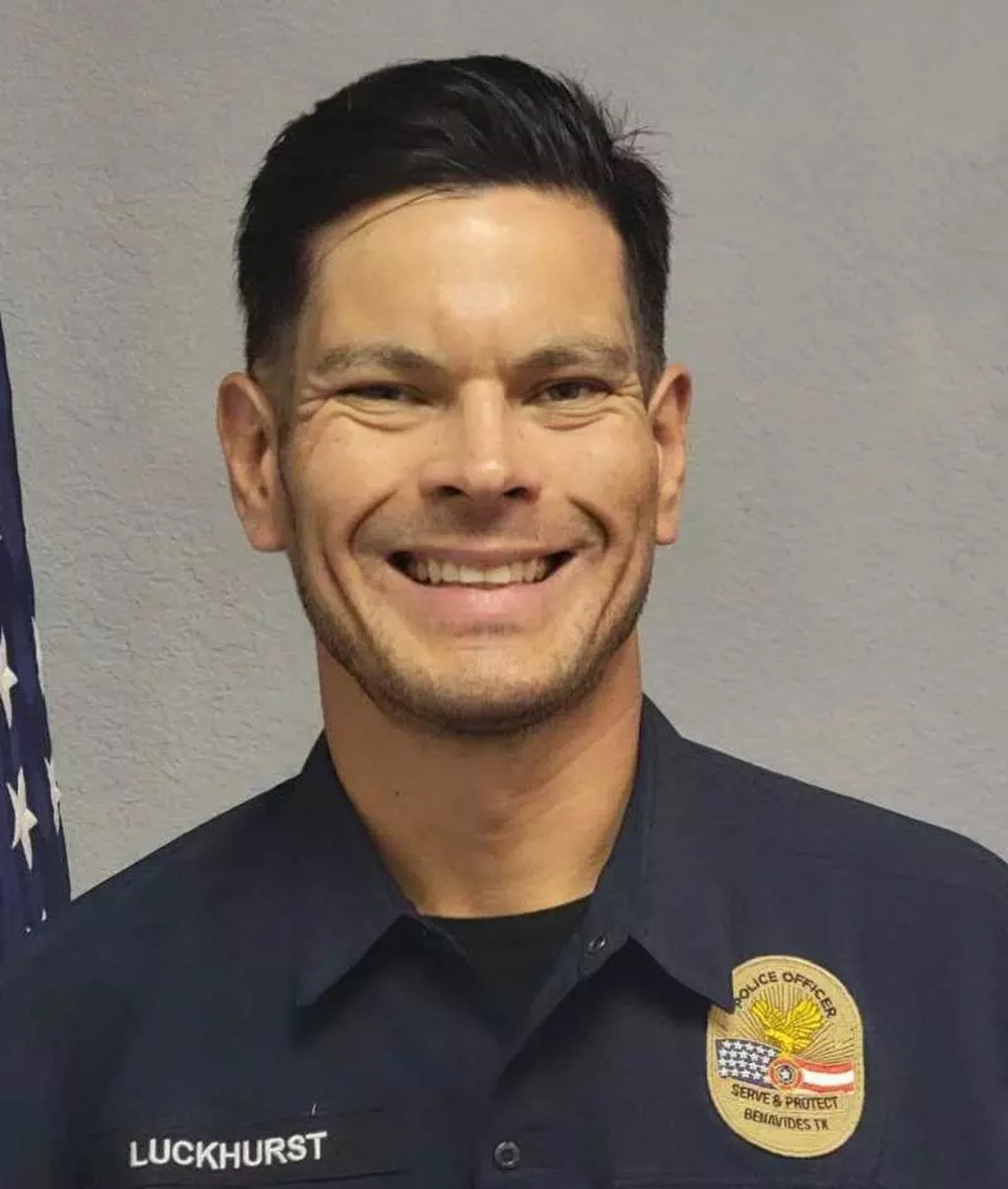 Disgraced Texas cop fired for giving homeless man a poop sandwich is ...